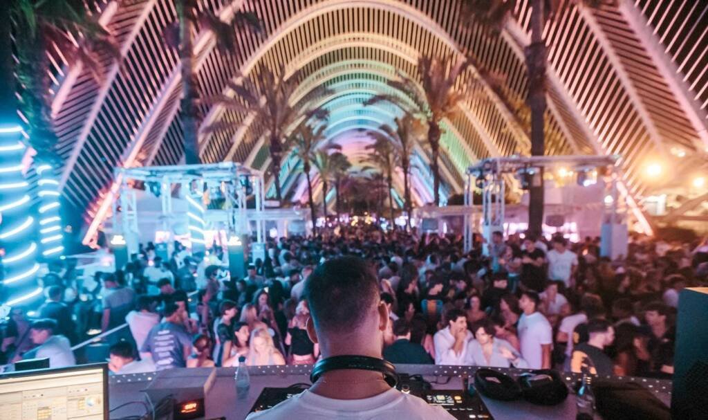 L'Umbracle Terrace Club: Valencia's Open-Air Nightlife Gem | VN